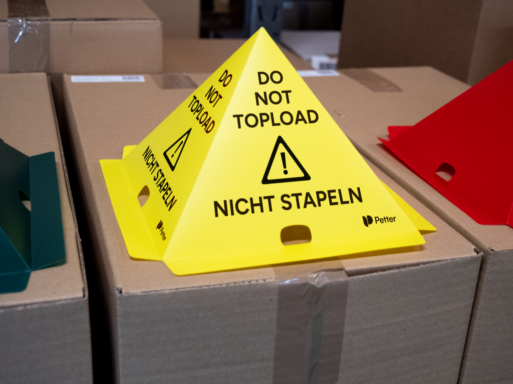 Staplingsstopp pyramid med varningstext - Plast Petter AB